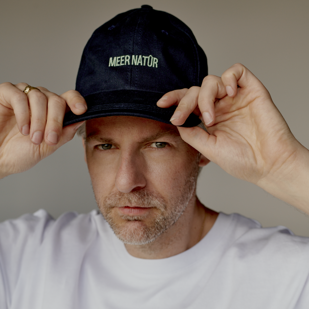 WWF Statement Cap - blauw met blauwe tekst - Natuurlijk - Geraldine Kemper