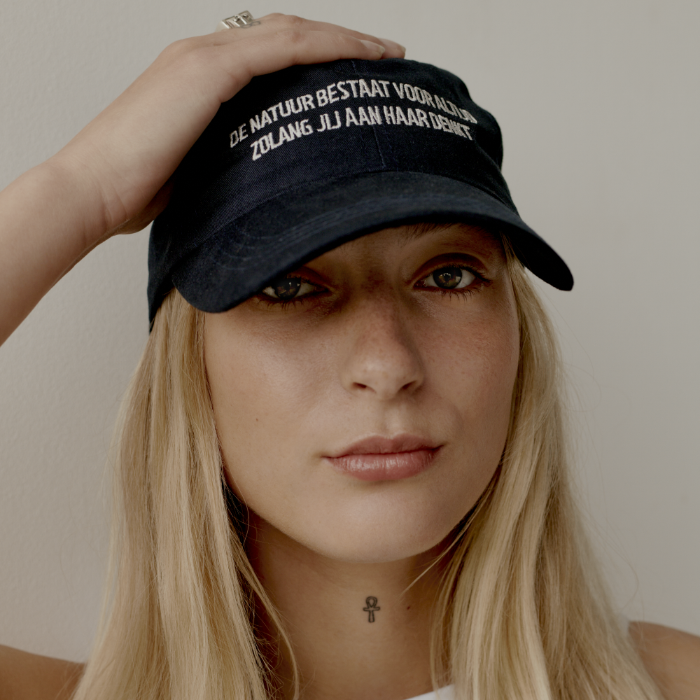 WWF Statement Cap - blauw met blauwe tekst - Natuurlijk - Geraldine Kemper